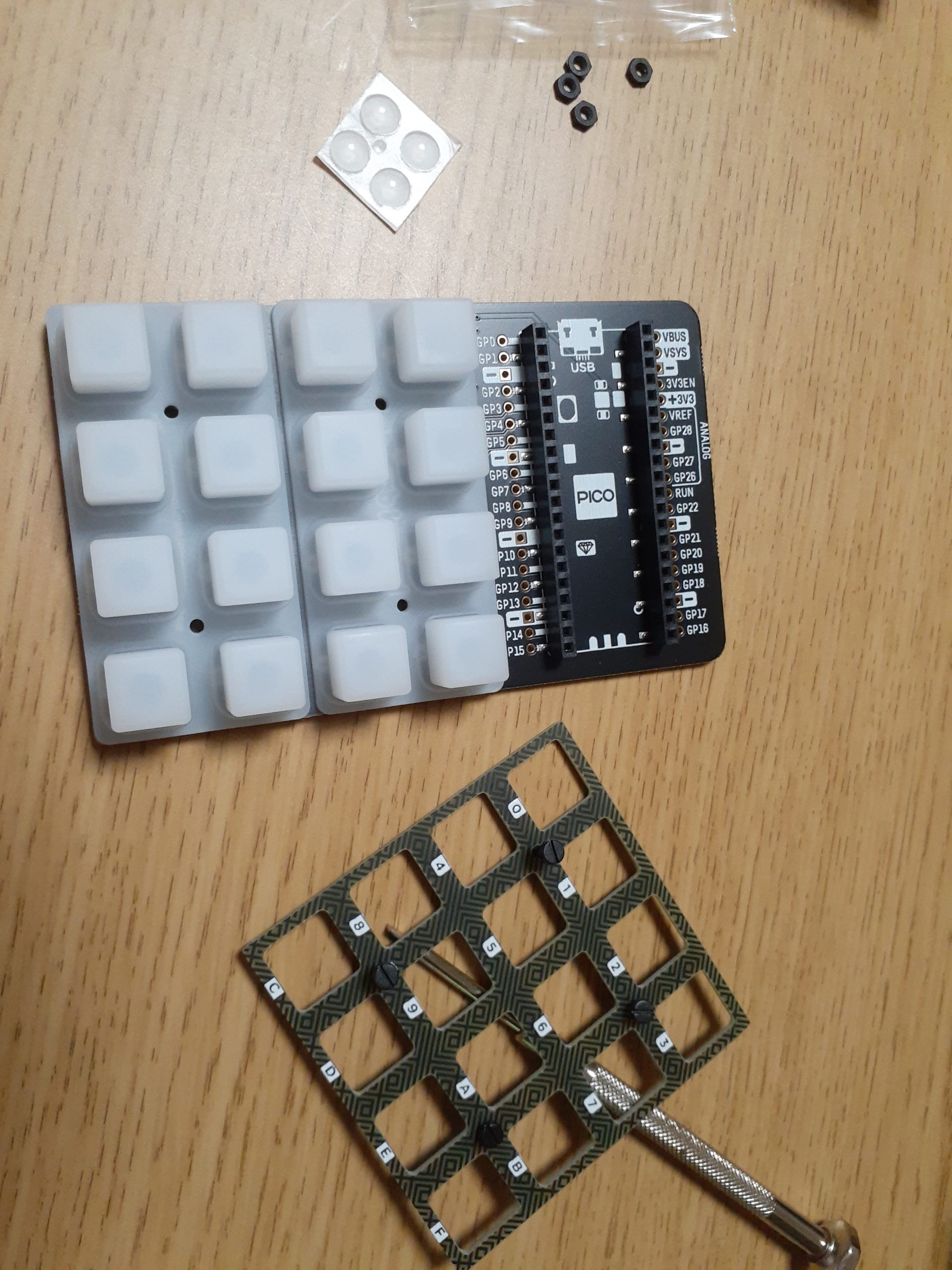 ラズパイPicoとPico RGB Keypad Baseを買った | point of view point